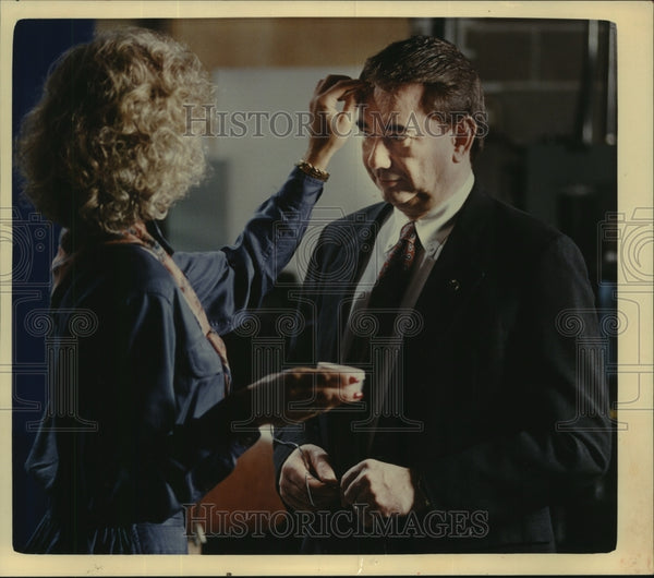 1991 Press Photo Governor Tommy Thompson gets makeup before filming, W ...