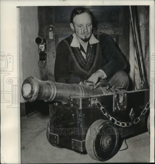 1962 Press Photo John Snook arrested for unregistered automatic weapon ...