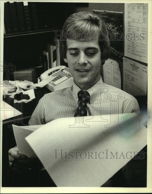 1981 Press Photo Gregg Slapak, legislative assistant for Rep. Steve Gu ...