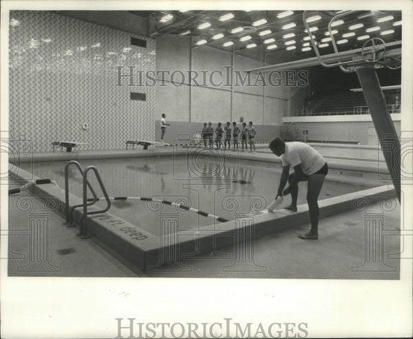 1967 Press Photo Swimmers, coach, pool, University of Wisconsin, Madis ...
