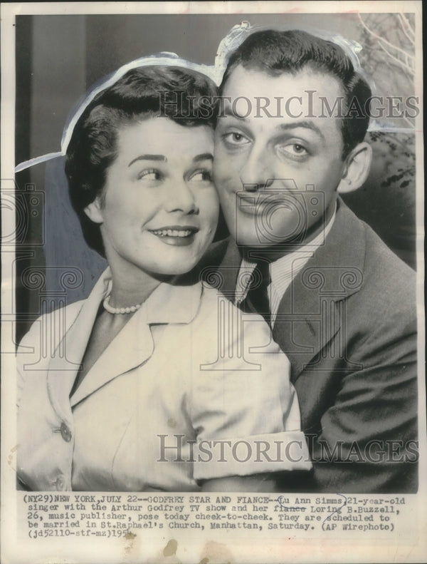 1954 Press Photo Singer Lu Ann Simms with her fiance, Loring B. Buzzel ...