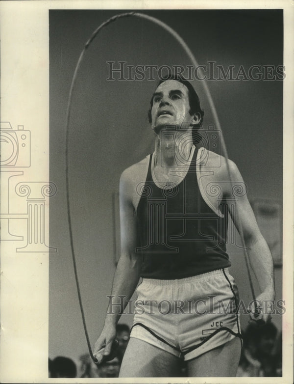 1975 Press Photo Rabbi Barry Silberg skipped into the record books in ...