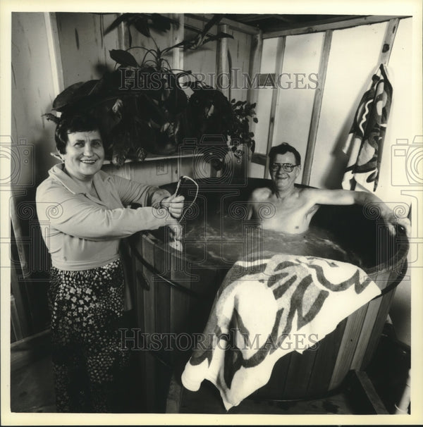1979 Press Photo Frances Gramling Checks Water Temperature While Edwin ...