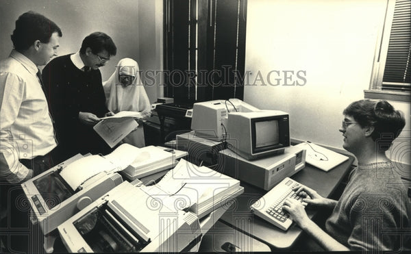 1988 Press Photo UW-Milwaukee architecture students work on computers ...