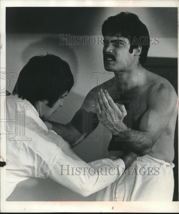 1974 Press Photo Tom HJerro and Nels Anderson demonstrate karate - mjc ...