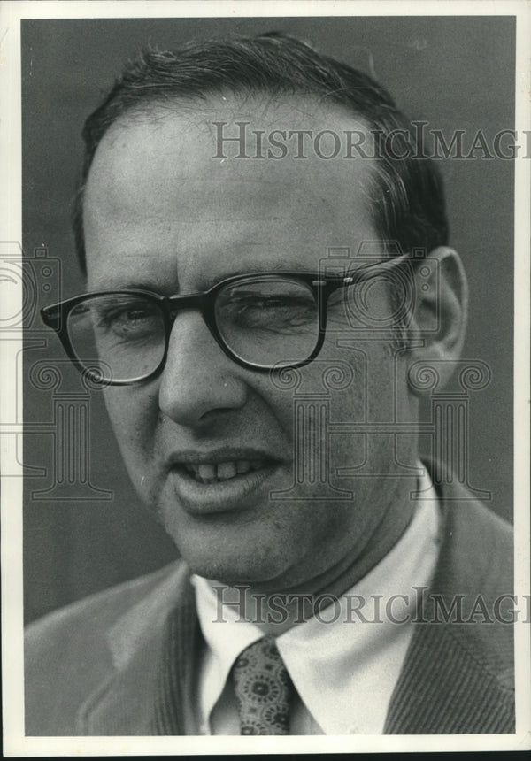 1972 Press Photo President of Selig Leasing Company J. R. Selig in Mil ...