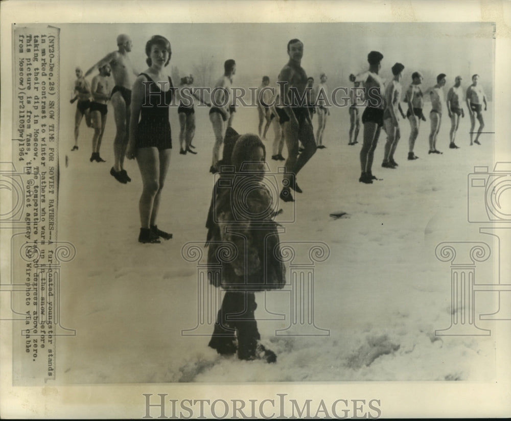 1964 Press Photo Soviet snow bathers warm up and a child in a fur coat ...