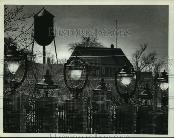 Press Photo Old street lanterns on a fence in MIlwaukee - mjc22138 ...