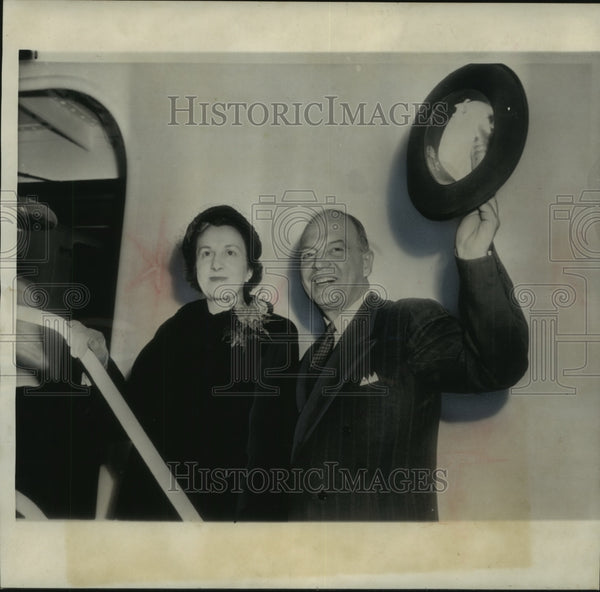 1951 Press Photo Harold E. Stassen and his wife on the liner America f ...