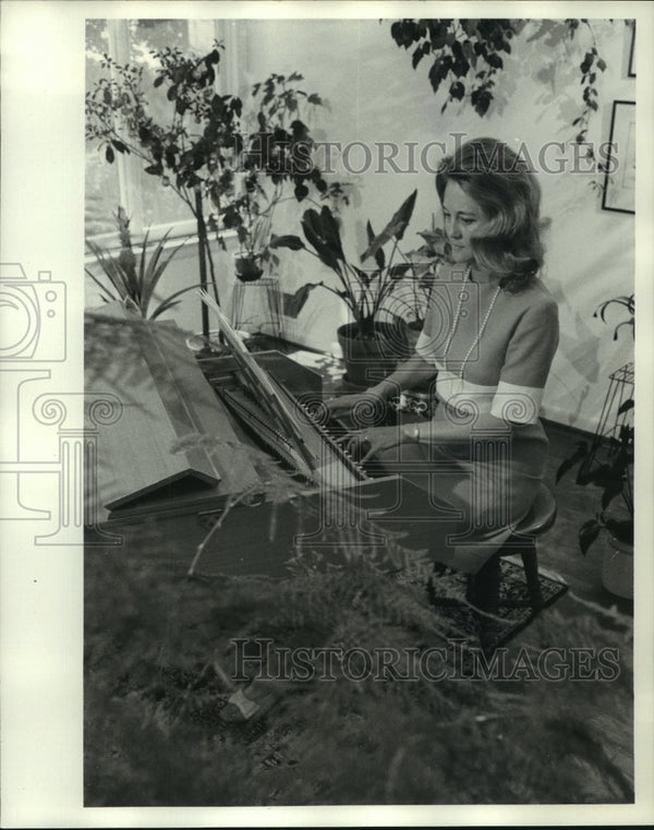 1971 Press Photo Mrs. Curtis Tarr plays a harpsichord on her porch - m ...