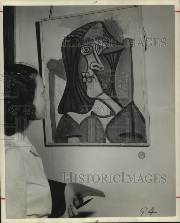 1949 Press Photo Picasso painting "Portrait of a Woman" viewed by visi ...