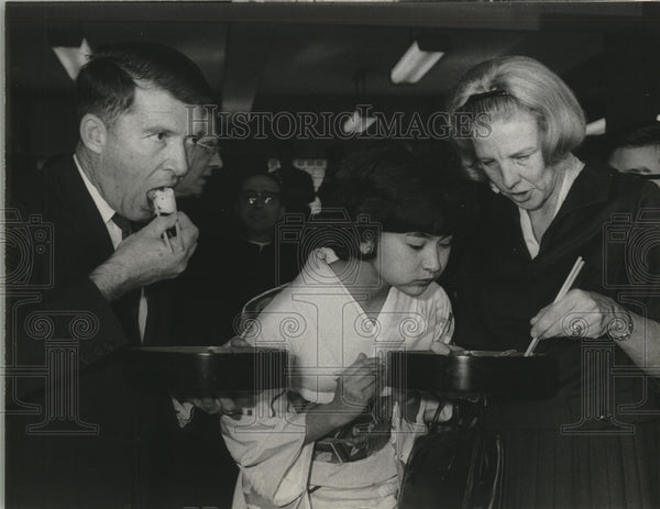 1966 Press Photo Gemini 7 spaceman Frank Borman & wife on tour in Asia ...