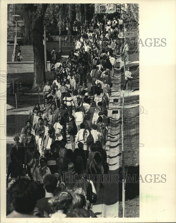 1986 University of Wisconsin Madison students crowd Bascom Hill ...
