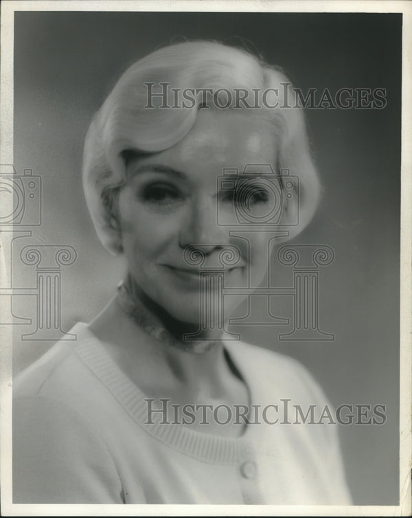 1971, Beverly Jane Sells of Milwaukee Federal Savings in Wisconsin ...