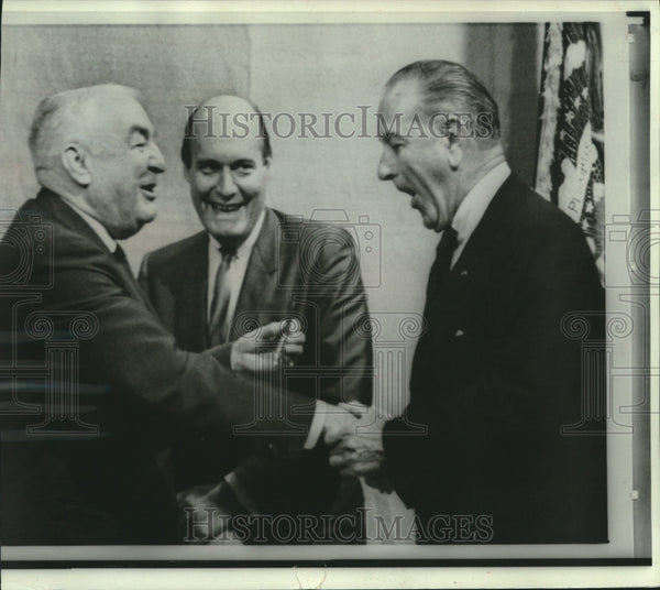 1966 Press Photo President Lyndon B. Johnson Presenting Senator Ervin ...