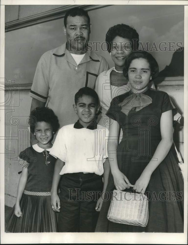 1956 Press Photo Joe Louis, wife Rose and children at Midway airport i ...