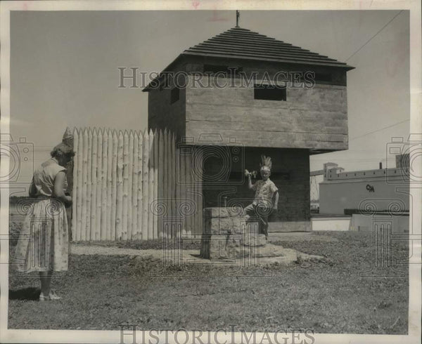 1956 Press Photo Tourist takes picture of son at Superior Stockade rep ...