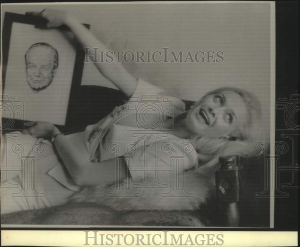1976 Elizabeth Ray holds drawing of Wayne Hays during home interview ...