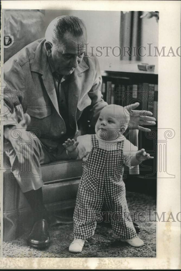 1967 Press Photo President Johnson with grandson Patrick Lyndon Nugent ...