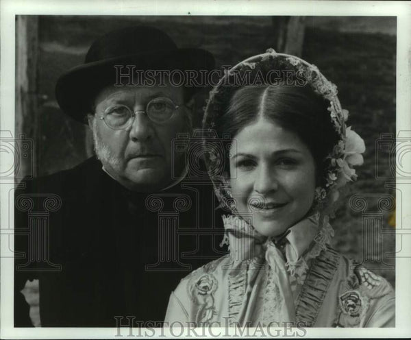1984 Actor Donald Pleasence and Janet Maw in characters - Historic Images