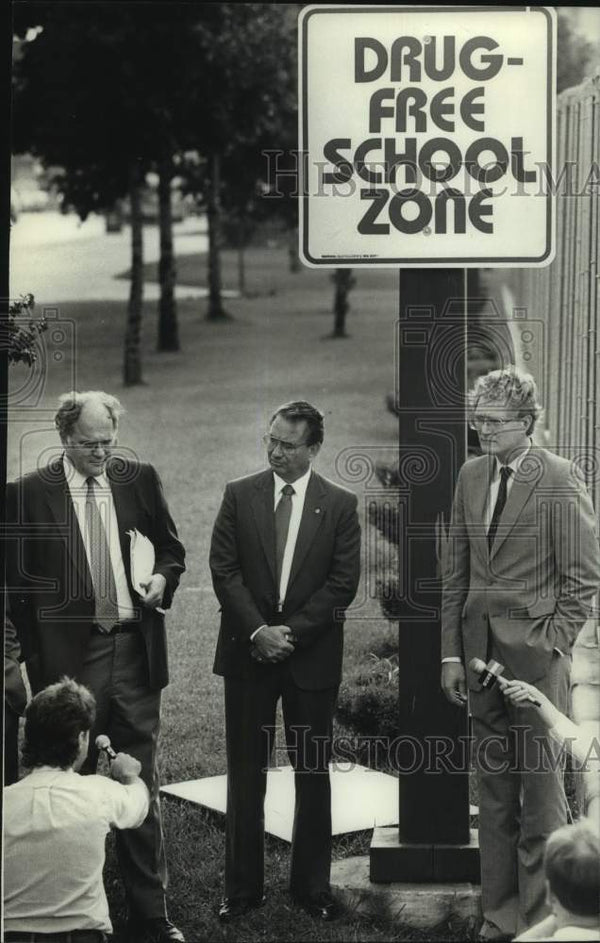 1989 Wisconsin Governor Tommy Thompson and Mayor John Norquist ...