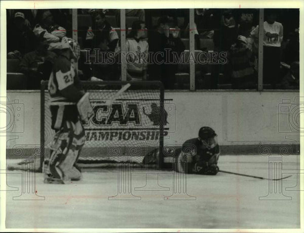 1993 Badger's Goalie Jim Cary, and Defensive - Historic Images