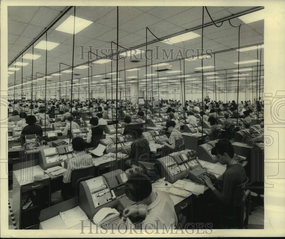 1967 Press Photo Key punch operators process returns in IRS service ce ...