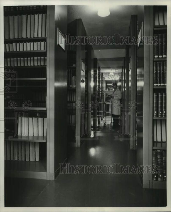 1954 Press Photo Bronze bookshelves at the United Nations Library in G ...