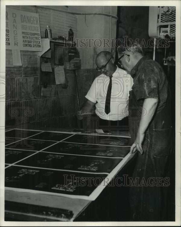 1968 Press Photo printer & Milwaukee Journal Sentinel official in pres ...