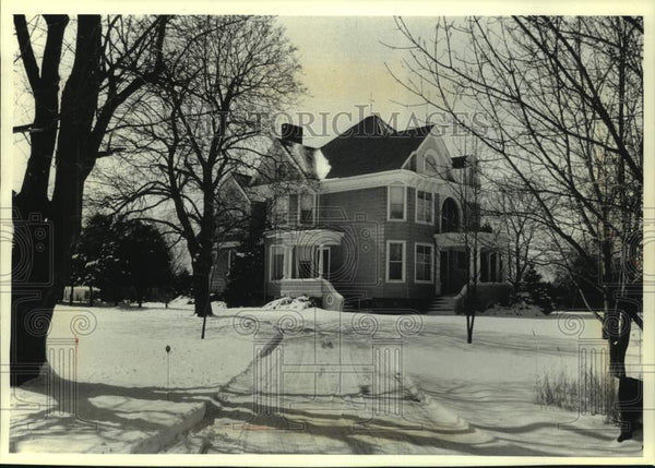 1993 Dorothy & Jim Green's property includes a restoredcoach house ...