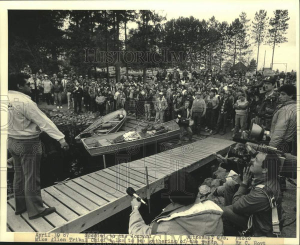 1987 Tribal Chief Mike Allen speaks to bands in Butternut, Wisconsin ...