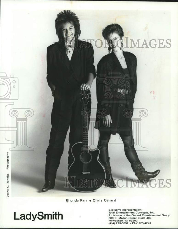 1990 LadySmith music duo, Rhonda Parr and Chris Gerard. - Historic Images