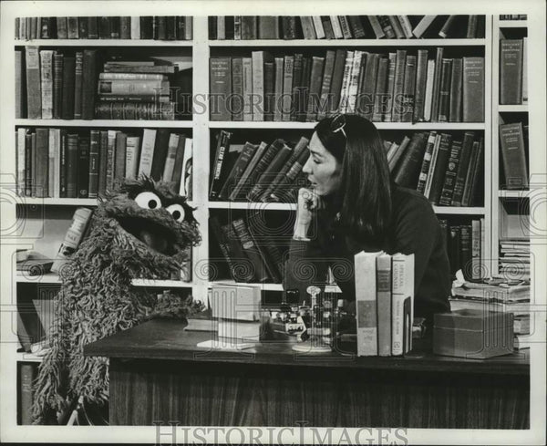 1977 Linda Delgado and Oscar the grouch on "Sesame Street," on PBS ...