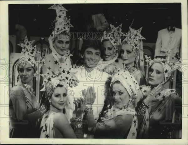 1985 Barry Manilow singer by the women chorus of "Copacabana ...