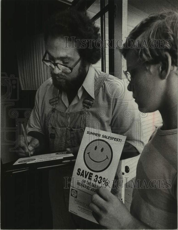 1978 Milwaukee Journal Newsboy Jim Hodson With A Customer - Historic Images