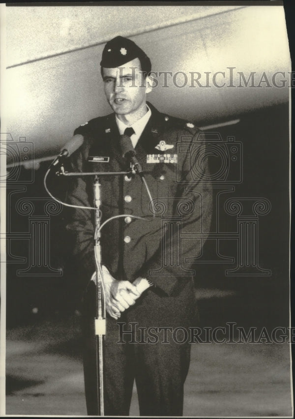 1973 Press Photo Daniel J. Doughty speaking at Scott Air Force Base, I ...