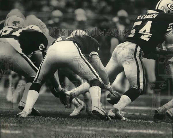 1982 Press Photo David Whitehurst fumbles football in Green Bay Packer ...