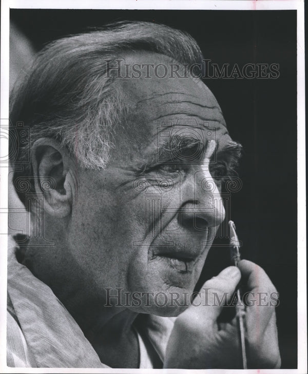 1966 Press Photo British actor Bramwell Fletcher applies make-up. - mj - Historic Images