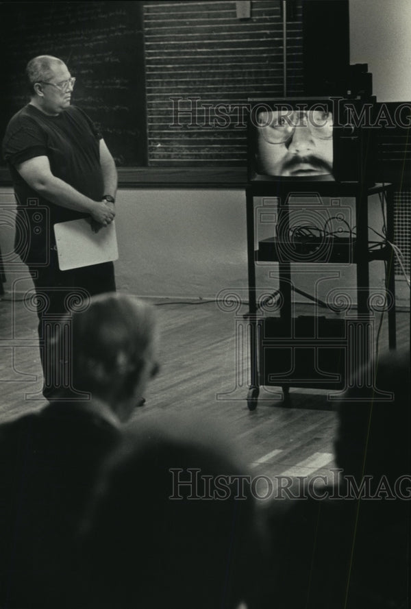 Press Photo Friends Mime Theater, Milwaukee, Mike Moynihan watched a v ...