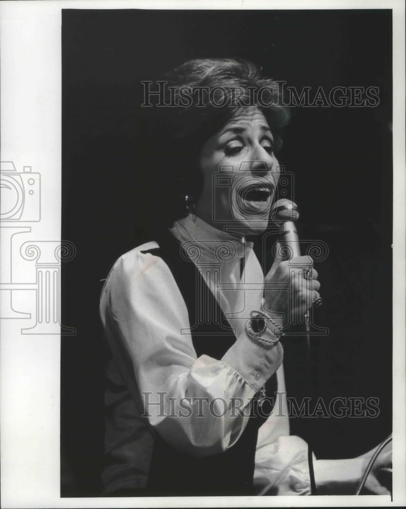 1978 Press Photo Sandra Mandella Sings At The Centre Stage Playhouse ...
