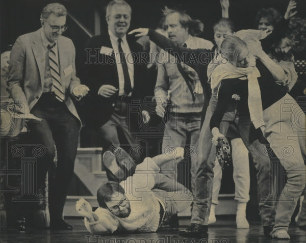 1985 Press Photo Tom Strini, dance critic, on the floor at Milwaukee B ...