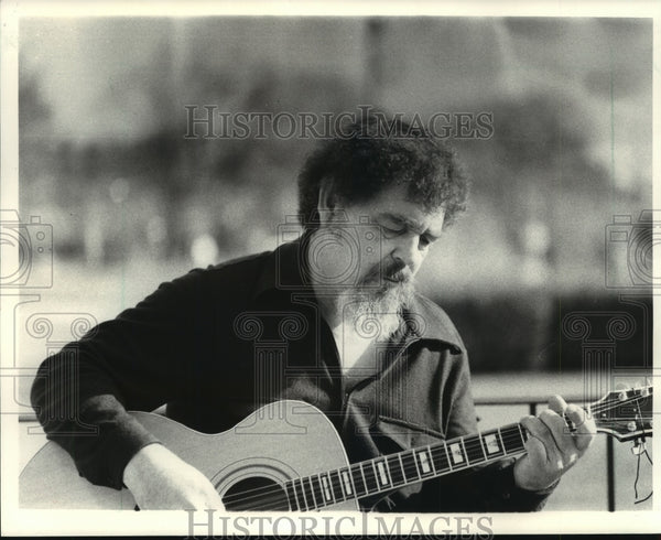 1987 Press Photo Folk Singer Larry Penn Performs At The Piano Gallery ...