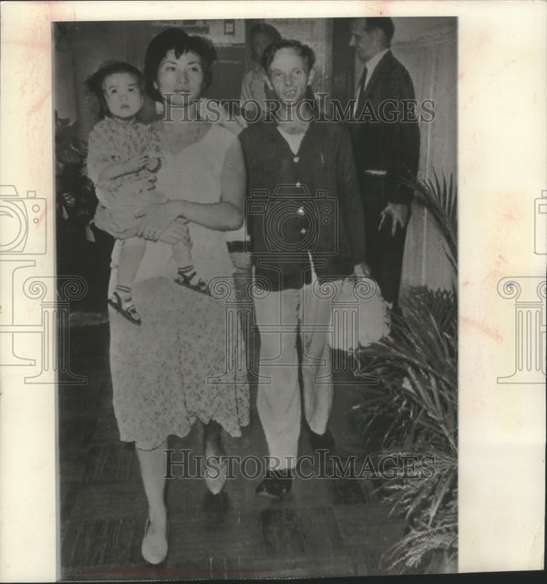 1963 Press Photo-Hong Kong-Scott L. Rush with wife Helen and child Bet ...