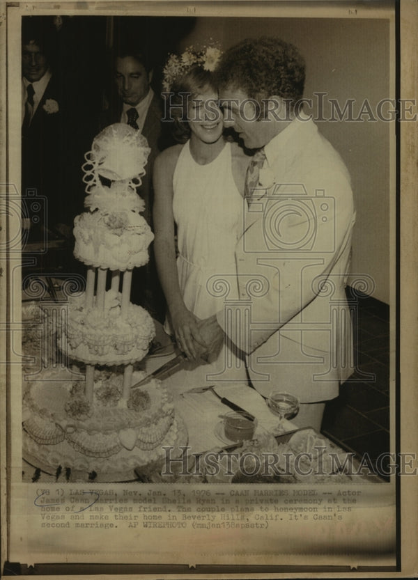 1976 James Caan marries model Sheila Ryan, cutting cake, Las Vegas ...