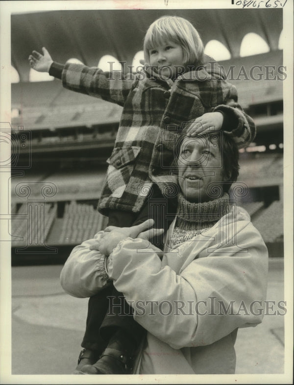 1974 Press Photo David Hartman Carries Robin Rist In NBC's 'Lucas Tann ...