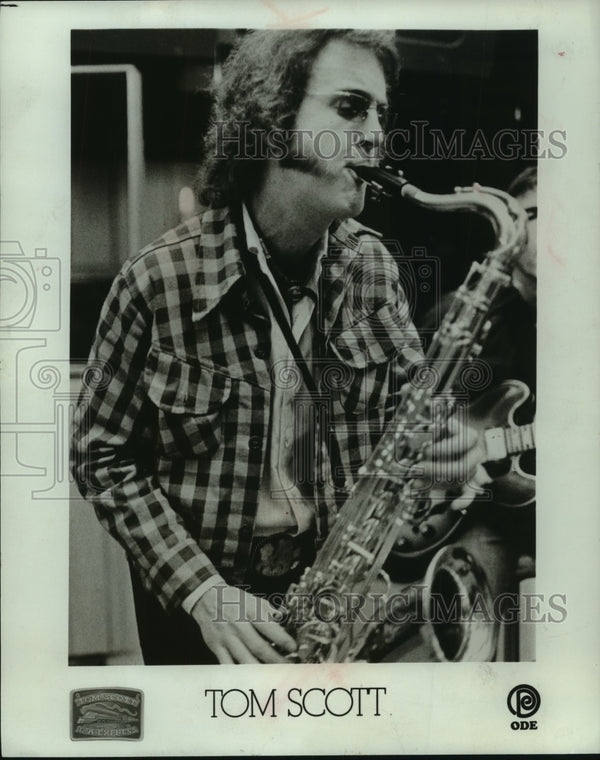 1975 Press Photo Saxophonist Tom Scott - mjp40880 - Historic Images