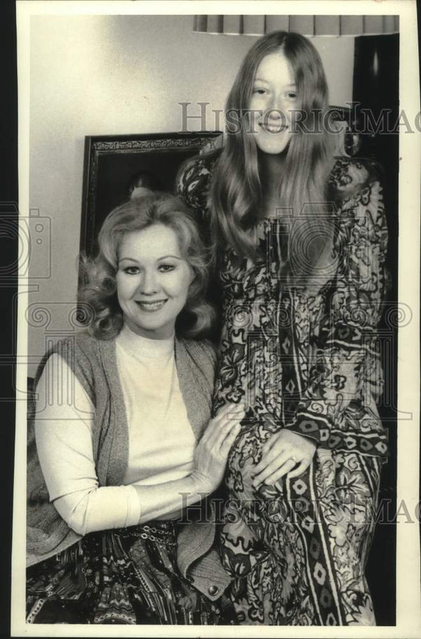 1976, Actress Virginia Mayo with daughter Catherine O'Shea - Historic ...