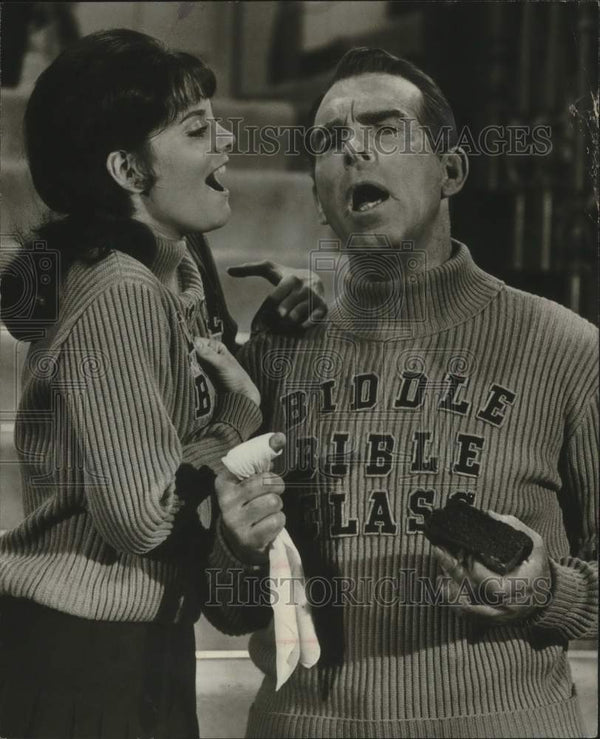 1967 Press Photo Fred MacMurray & Lesley Ann Warren in The Happiest Mi ...