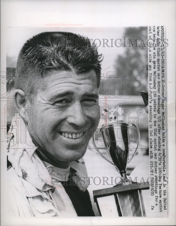 1963 Press Photo Roger McCluskey in lead after winning sprint car race ...