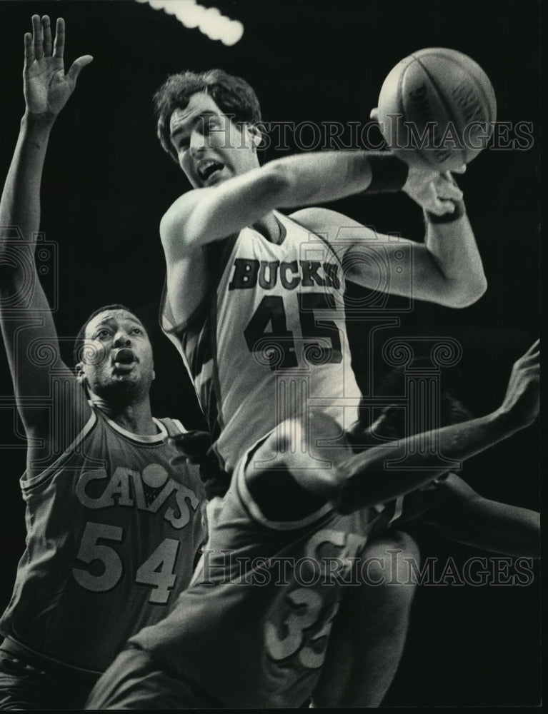 1985 Press Photo Milwaukee Bucks - Randy Breuer in Basketball Game - m ...